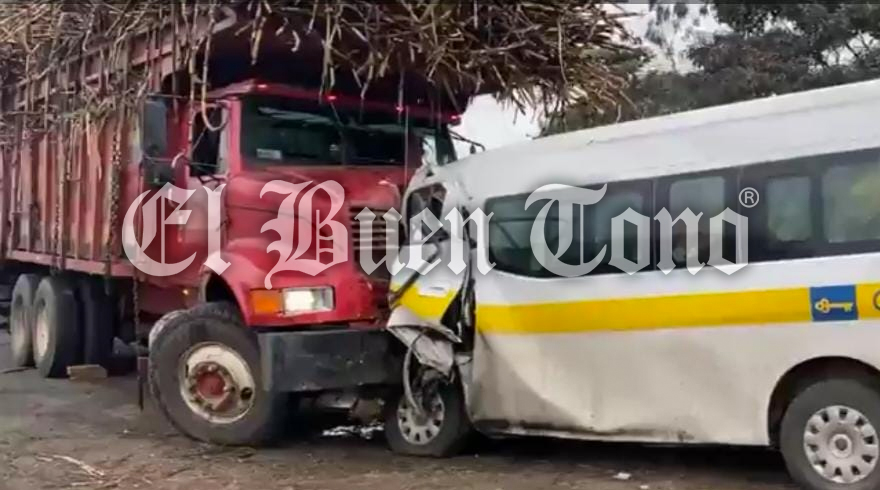 Choca cañero y camioneta de tienda departamental - El Buen Tono