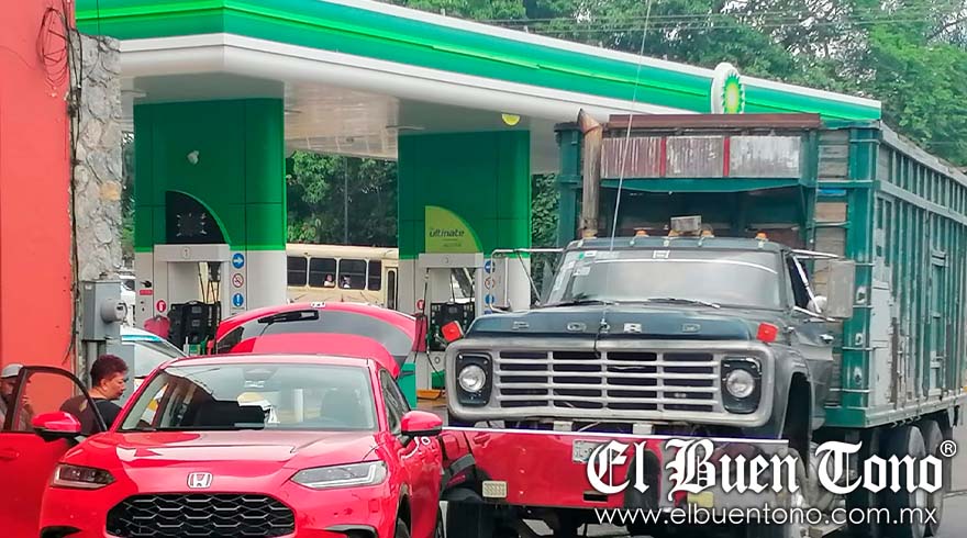 Camión cañero le ‘pega’ a camioneta, puras pérdidas - El Buen Tono