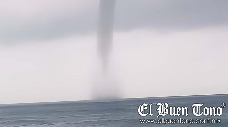 Captan impresionante tromba marina en bahías de Oaxaca - El Buen Tono